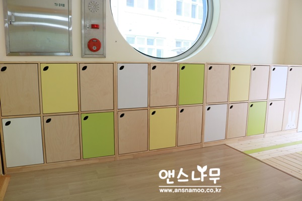 세종연서초등학교병설유치원현관나무장식어린이집현관환경구성유치원환경구성신발장발판사물함원목환경구성앤스나무 네이버 블로그