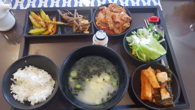 2월 첫째주 구내식당 단체급식 식단표 점심밥 메뉴 쌀밥 사골 떡국 김가루 제육김치볶음 연근땅콩조림 오이무침 총각김치 돌나물